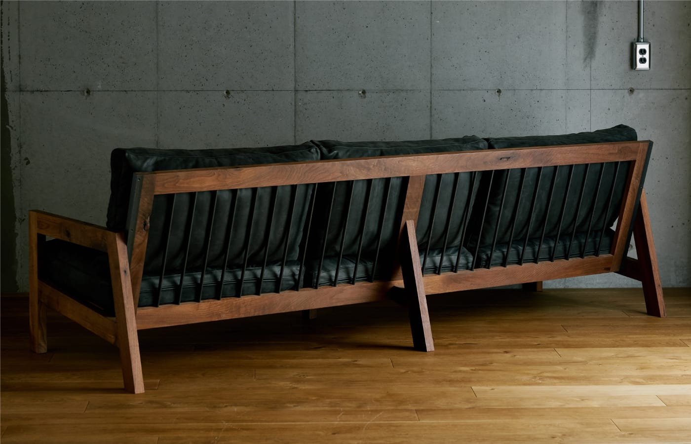 無垢材/アイアンフレームのソファ【GRID SOFA】 | オーダー家具やリノベーション。豊富な実績の株式会社スクエア【大阪/北摂・葉山/鎌倉/湘南】